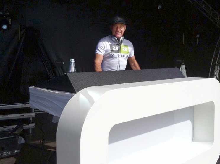 Professor by day, DJ by night - Univers magazine