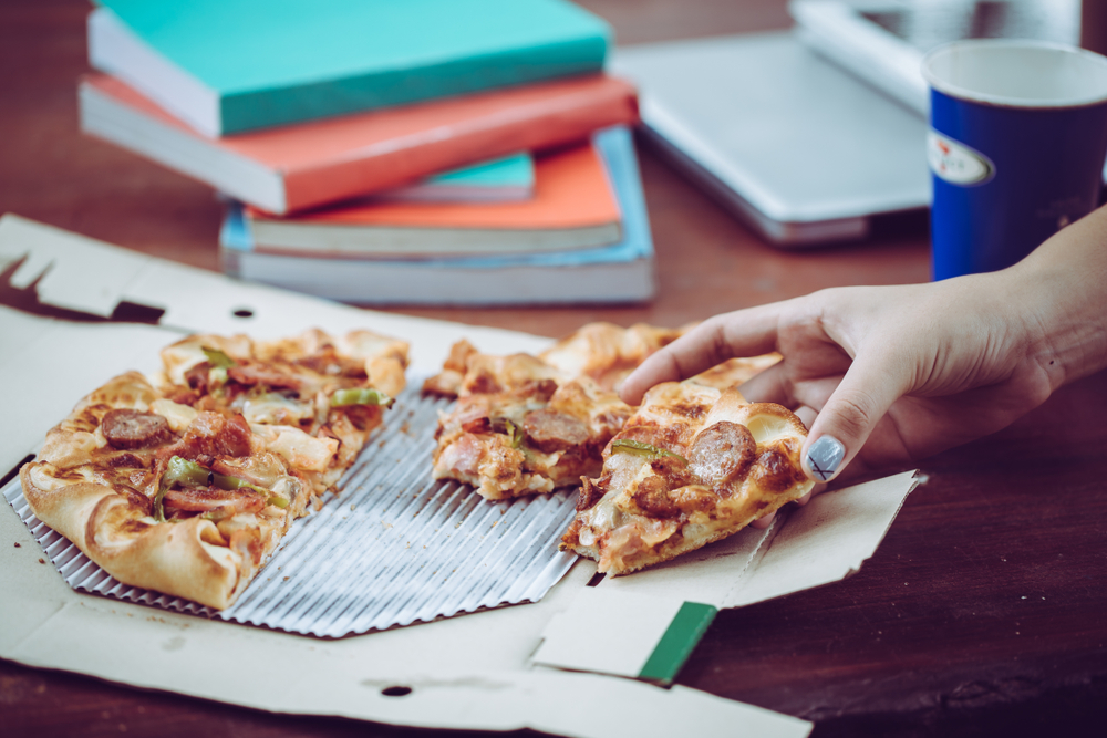 Exam stress linked to eating junk food - Univers magazine