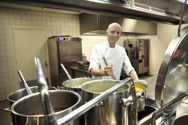 'Mag ik extra jus, alstublieft?' Kok Peter van Gorp werkt al 31 jaar op ...