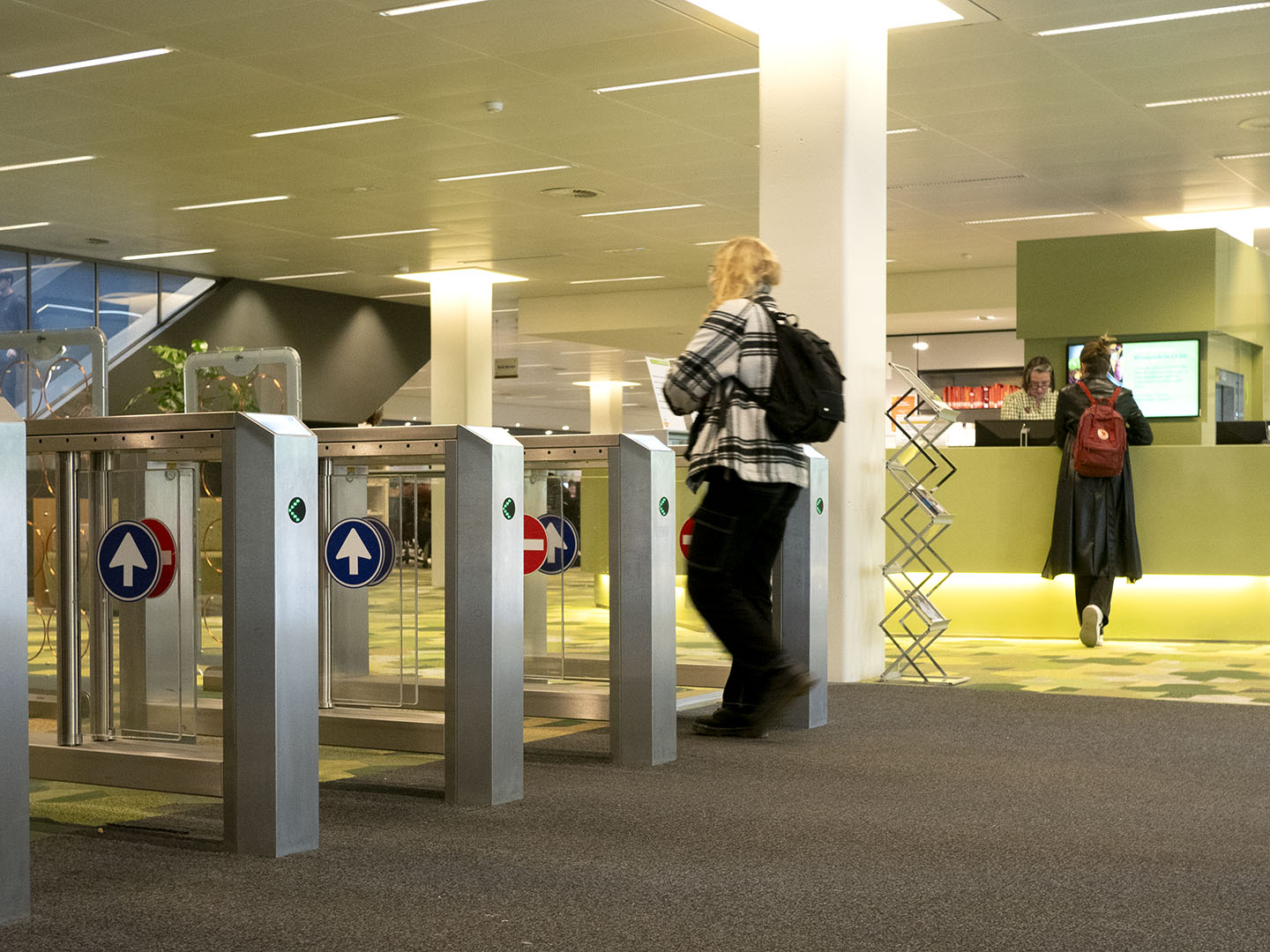 Bezoekers niet welkom in tentamentijd: poortjes bibliotheek gaan dicht ...