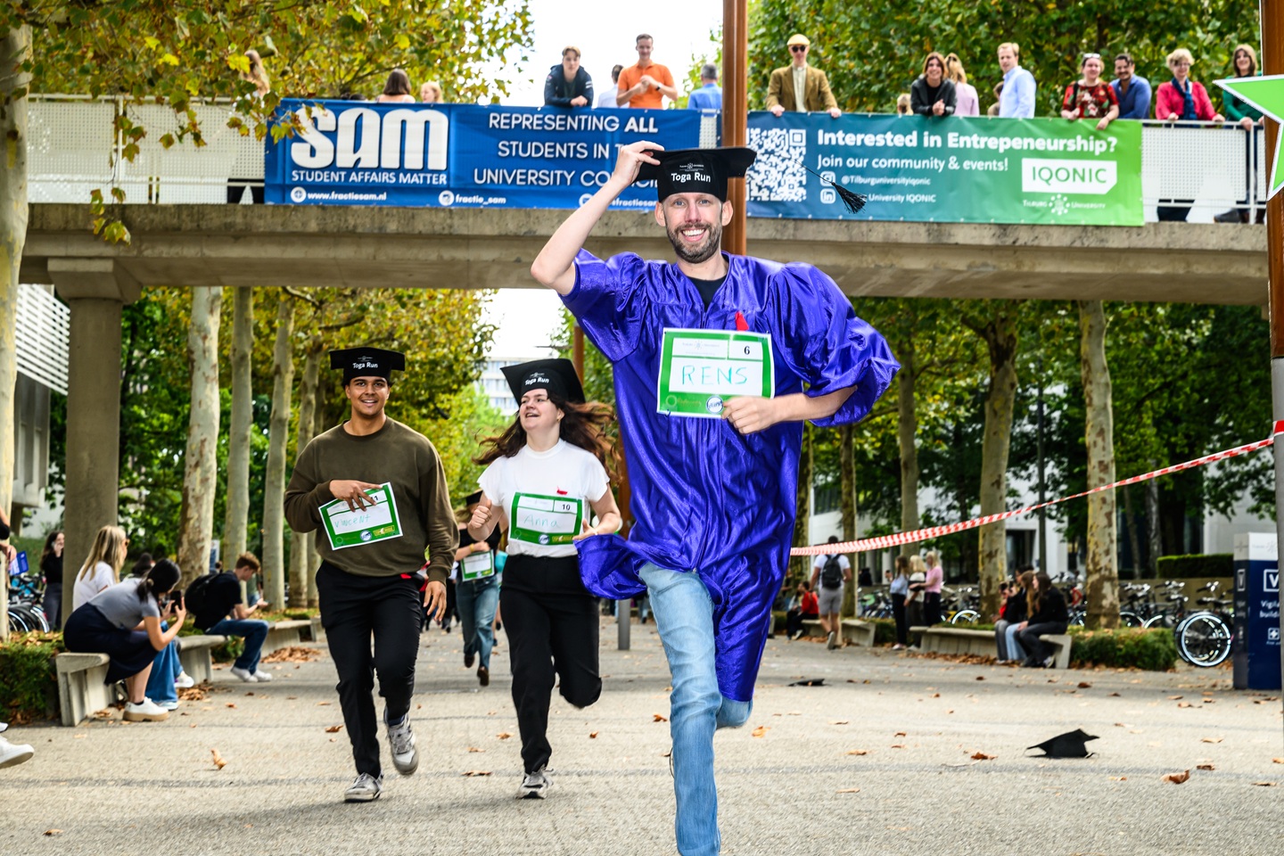 Universiteit trapt collegejaar af met toga run: ‘Ik zou normaal nooit ...